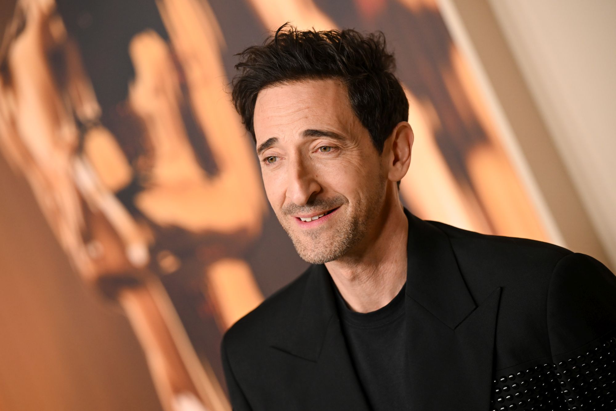 Itt láthatod, ahogyan Adrien Brody beáll dolgozni a Porsche stuttgarti ...